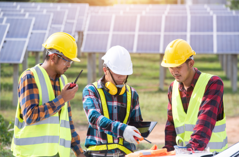 How To Become A Solar Panel Engineer (Complete guide)